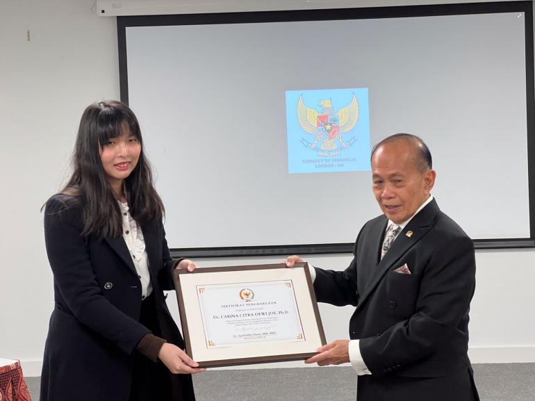 Syarief Beri Penghargaan Carina Joe, Ilmuwan Indonesia Penemu Vaksin ...