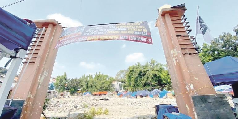 Pedagang Taman Puring Jualan Di Tengah Puing