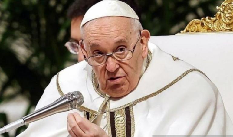 ”Kami Kaget, Paus Berdiri Menggunakan Tongkat, Lalu Berjalan...”