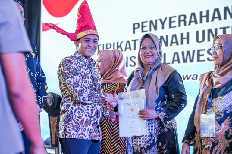 Terima Kasih Pak Jokowi Menggema Saat Wamen ATR Serahkan Sertipikat Di Gowa