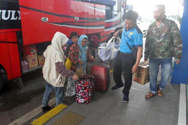 Tiba di Terminal Pulo Gebang Atau Kampung Rambutan Malam Hari, Tenang ...