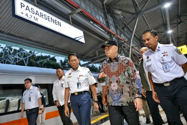 Tinjau Stasiun Senen & Tol Jakarta-Cikampek, Menhub Pastikan Arus Mudik Lancar