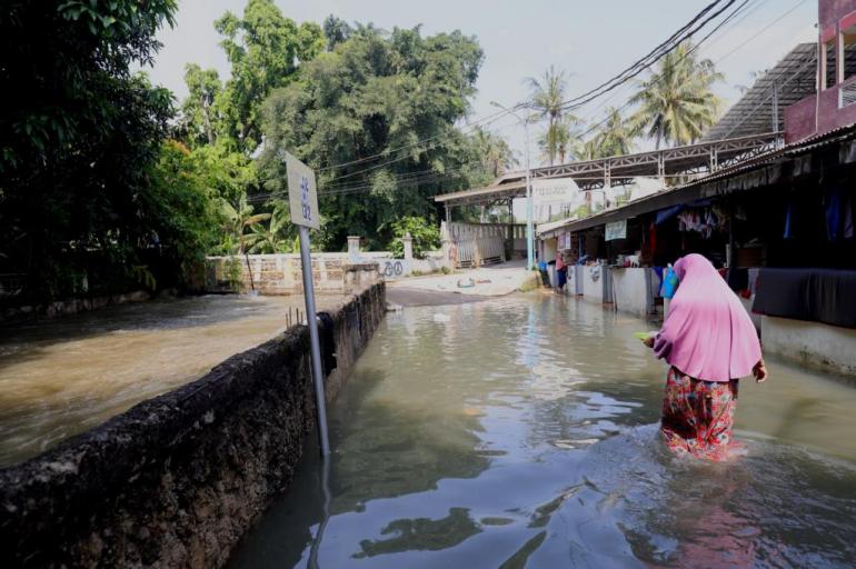 Tinjau Tanggul Ciliwung, Pramono Akui Banjir Terkadang Susah Dilawan