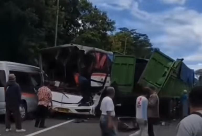 Truk Nggak Kuat Nanjak, 5 Kendaraan Tabrakan Beruntun Di Tol Cipularang