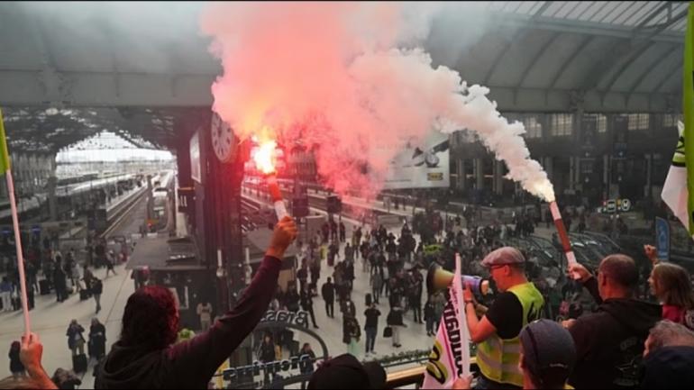 Ribuan Rakyat Prancis Desak Macron Lengser