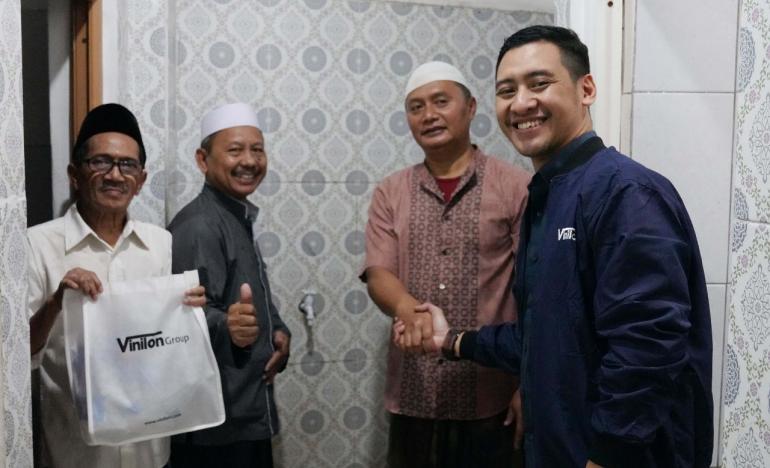 Vinilon Group Salurkan Paket Sembako dan Hidangan Berbuka Puasa