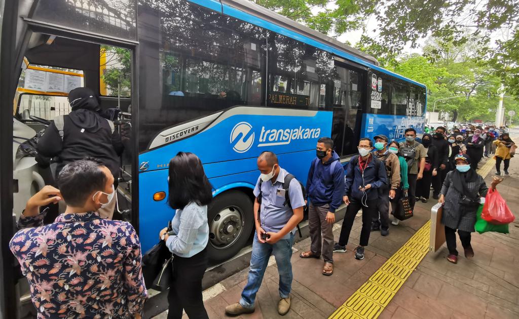 Antrean Penumpang Masuk Busway