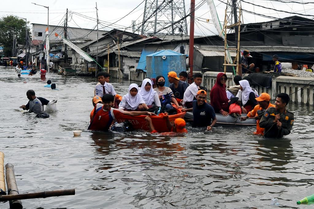 Banjir Rob Muara Angke 1,3 Meter