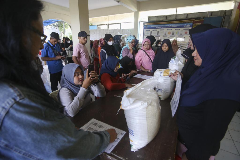 Bantuan Beras Warga Depok