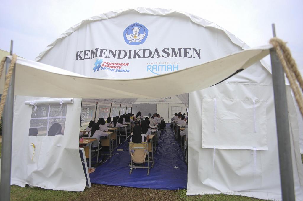 Belajar di Tenda Darurat, Siswa SMKN 1 Cileungsi Tetap Semangat