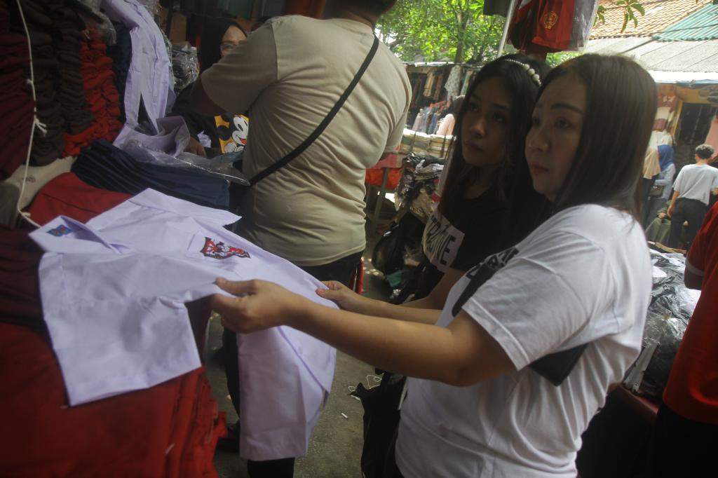 Berburu Seragam Sekolah