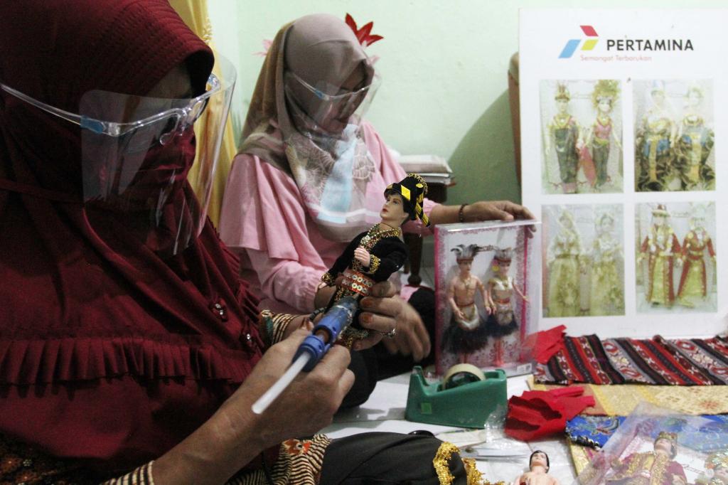 Boneka Adat Indonesia UMKM Binaan Pertamina