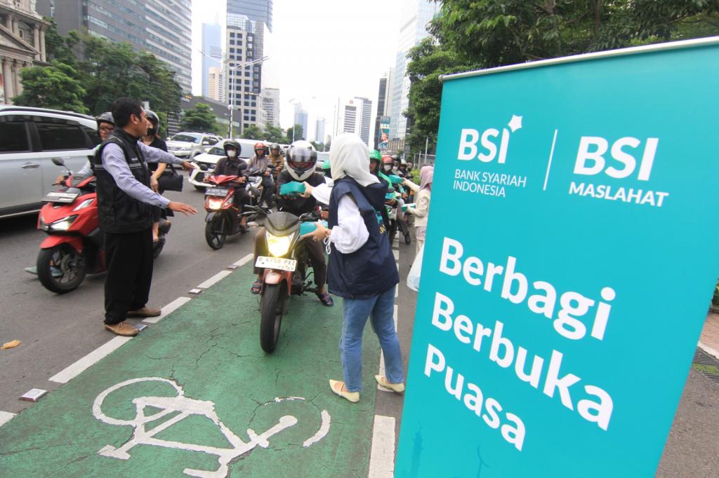 BSI Maslahat Membagikan Takjil Dan Paket Berbuka Puasa Bersama ...
