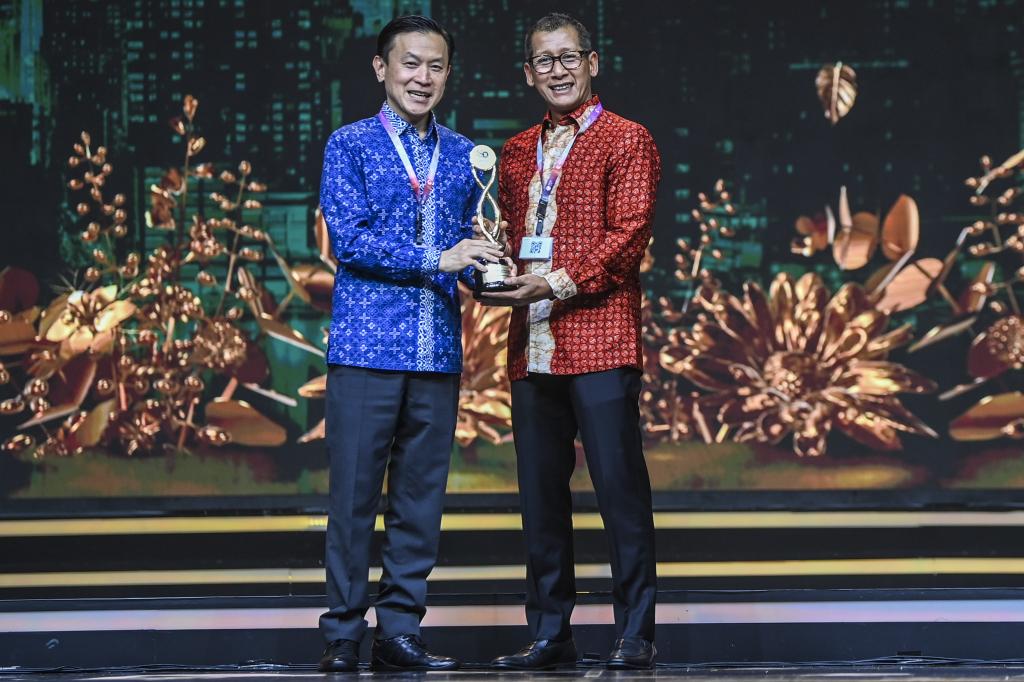 Chandra Asri Terima Penghargaan Di ASEAN Business Award 2023