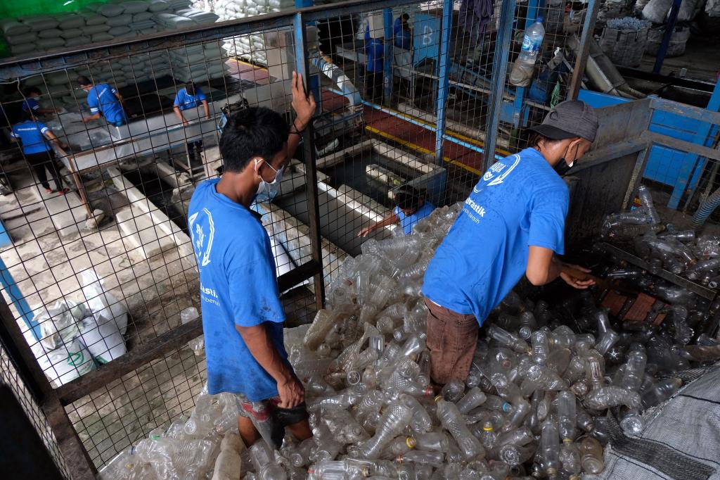 Daur Ulang Sampah Plastik di Bali Pet Collection Center