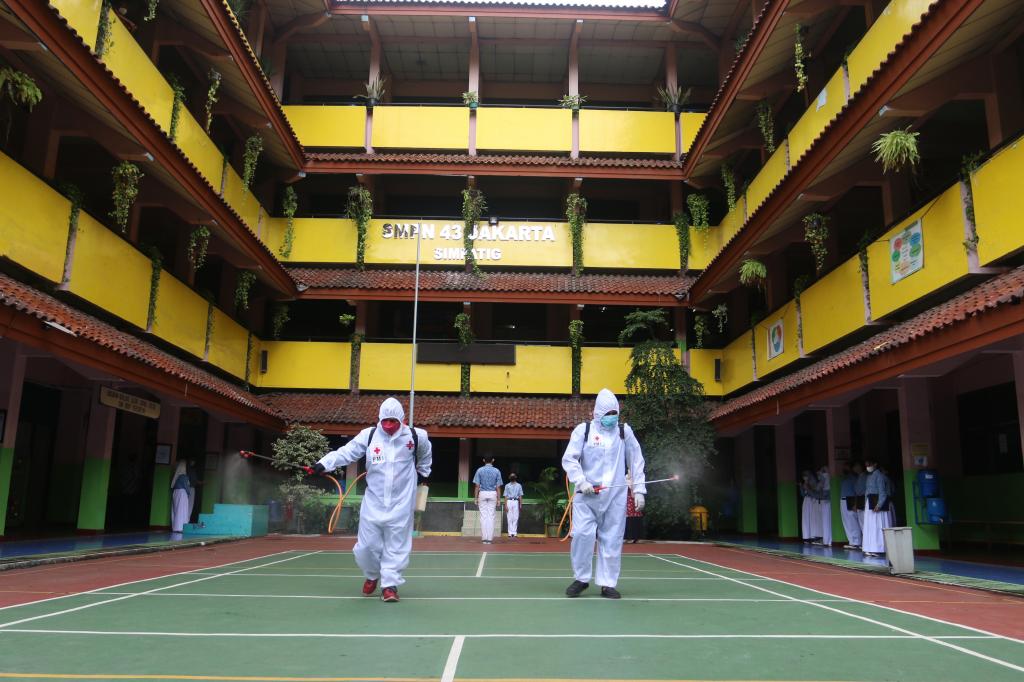 Disinfeksi di SMPN 43