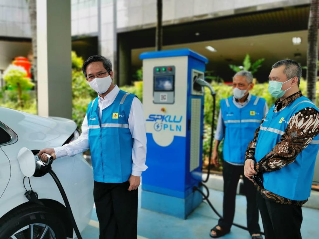 Dukung Kendaraan Listrik, PLN Siapkan SPKLU Di Kantor Pusat