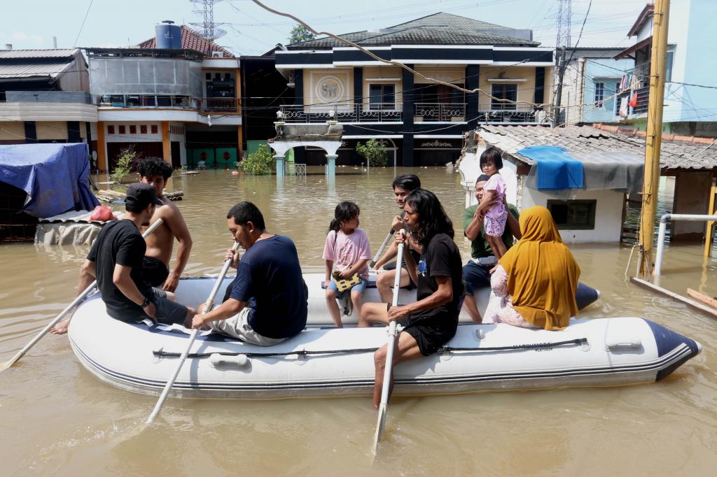 Evakuasi Warga Terdampak Banjir Di Kota Tangerang