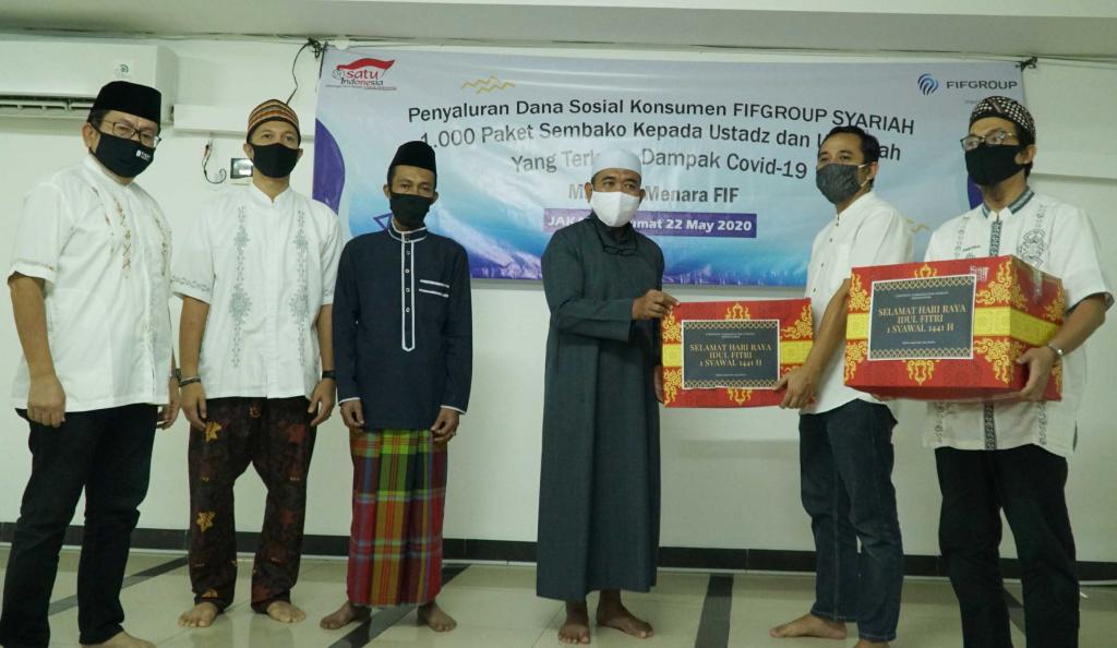 FIF Group Serahkan Bantuan Sembako Untuk 1.000 Ustad