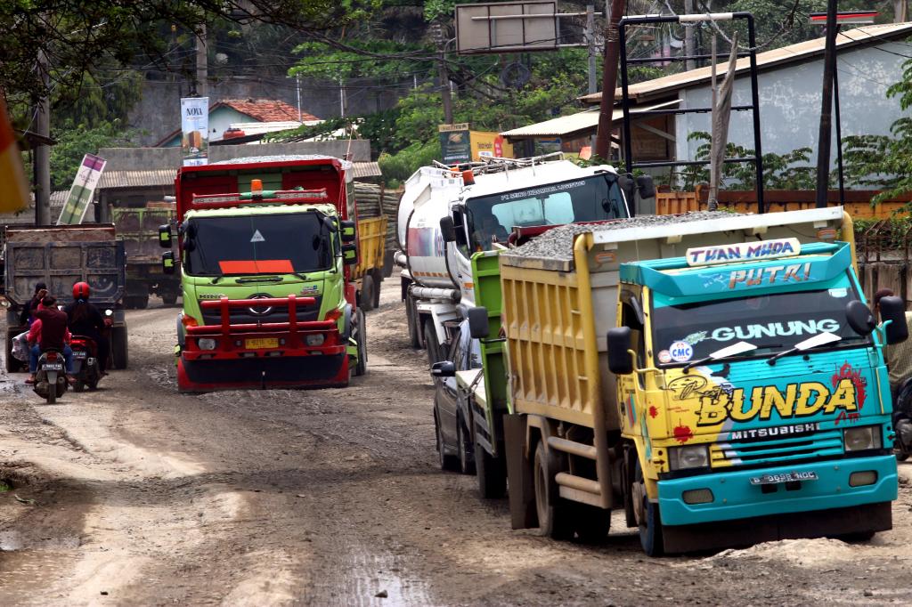 Jalan Parung Panjang Rusak Parah