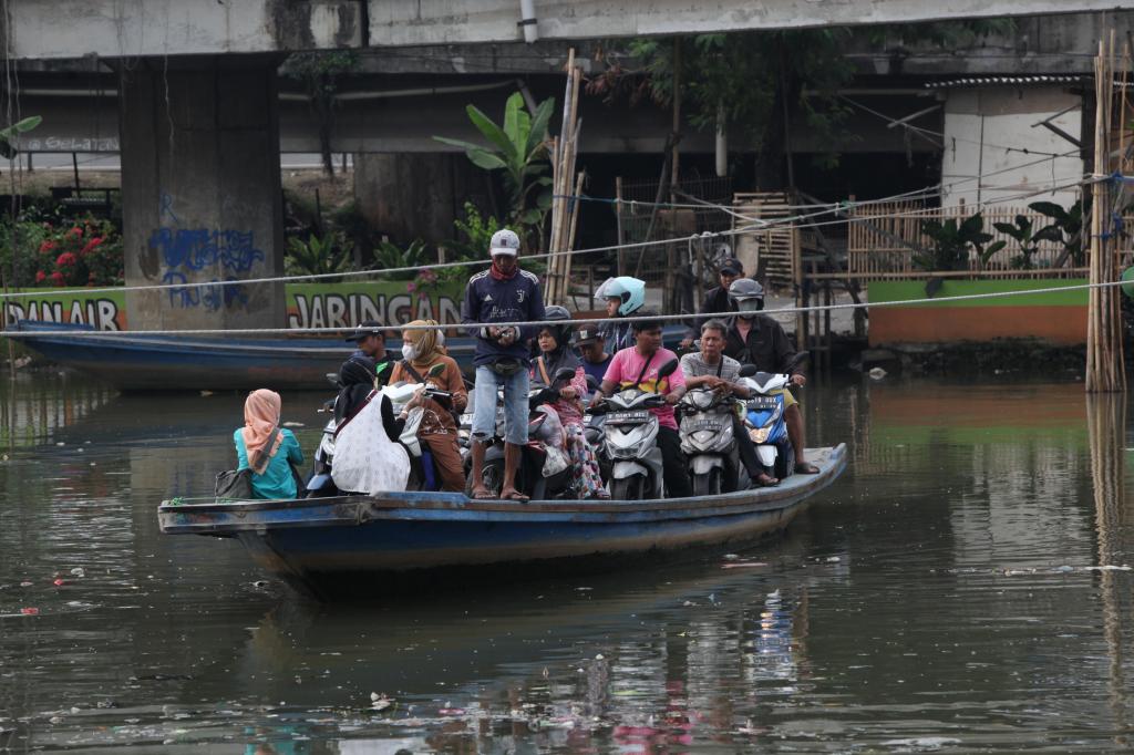 Jasa Perahu Eretan Sungai Kali Angke