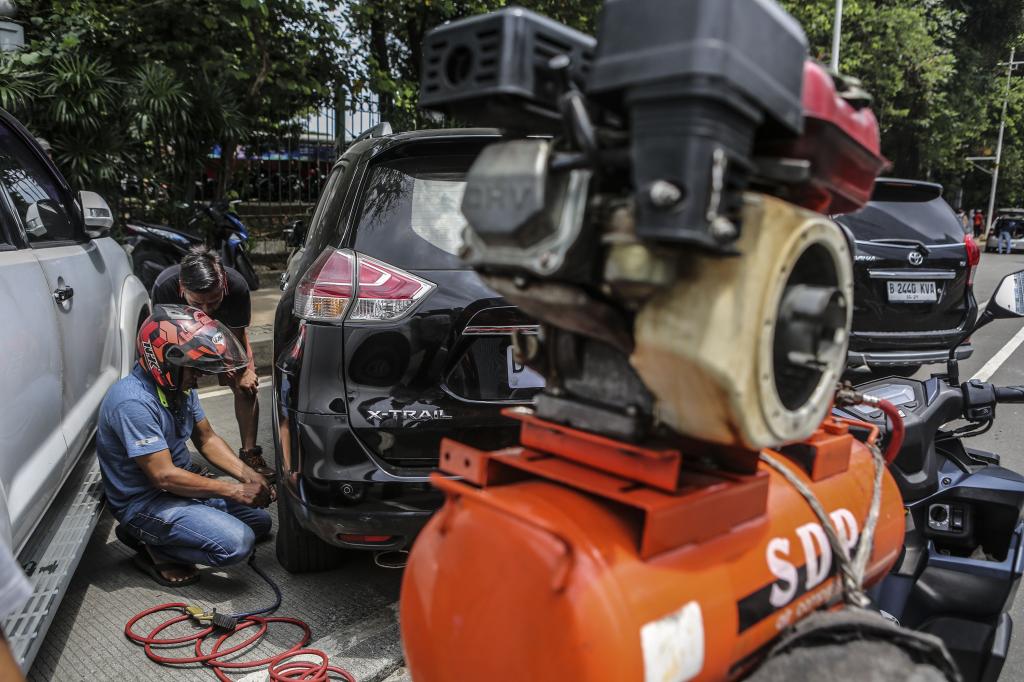 Jasa Tambal Ban Mobil Digembosin Di Kawasan Monas