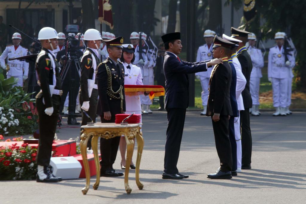 Jokowi Lantik Perwira TNI-Polri Di Istana Merdeka