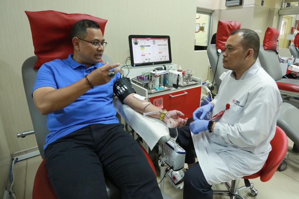 Kampanye Hari Pertama Calon Walkot Bandung Arfi Rafnialdi Donor Darah