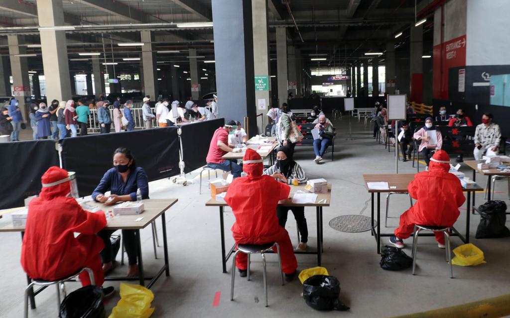 Karyawan AEON Mall Jalani Rapid Test