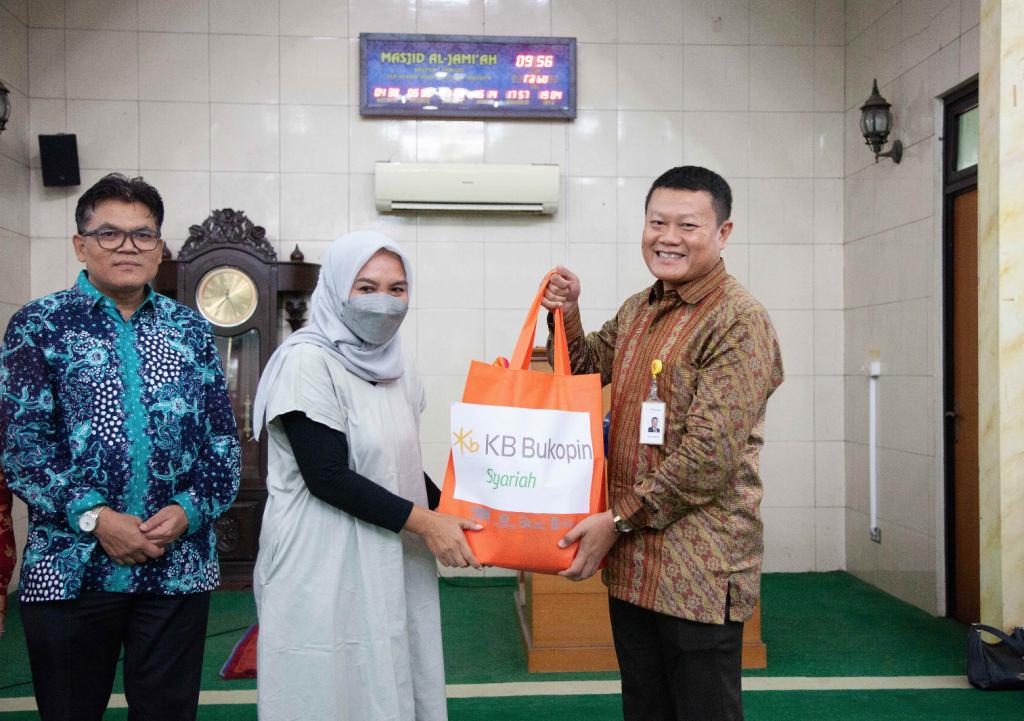 KB Bukopin Syariah Bagikan Paket sembako