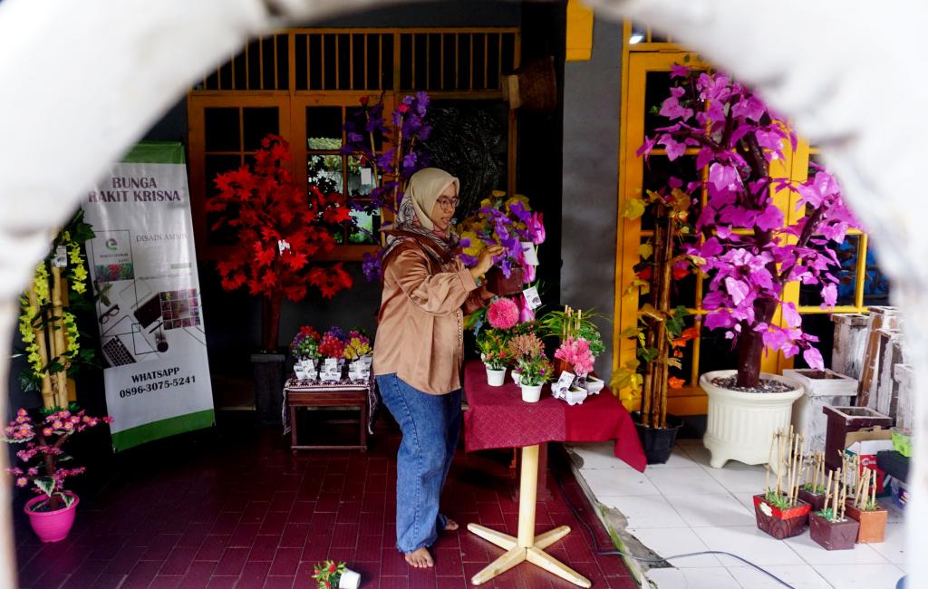 Kerajinan Replika Bunga Dari Limbah Sisa Banjir