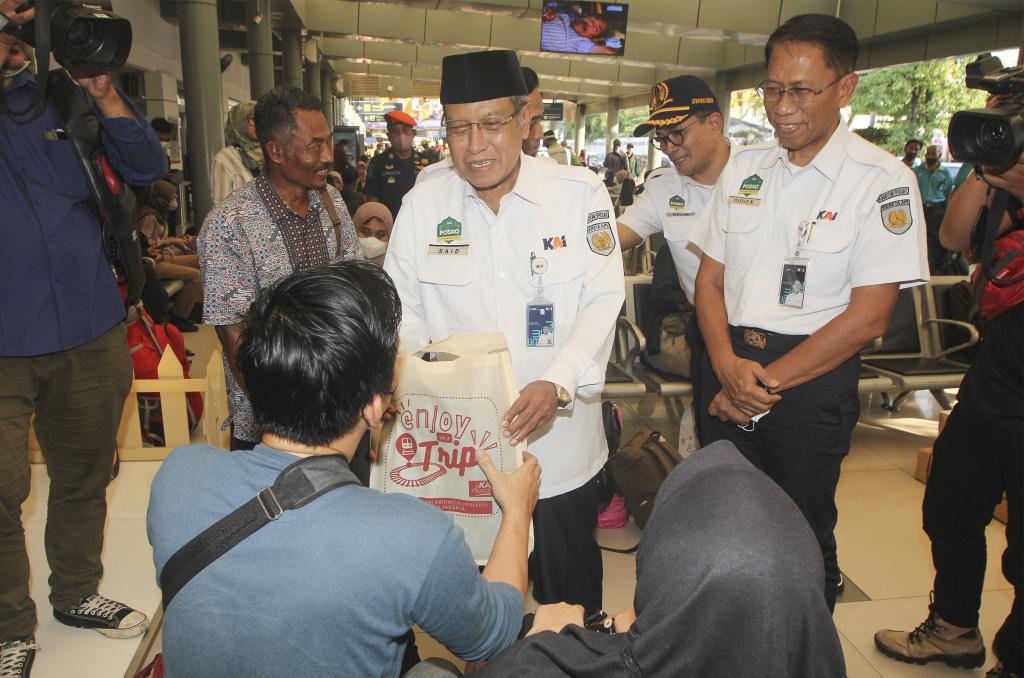 Komisaris KAI Cek Mudik di Stasiun Pasar Senen