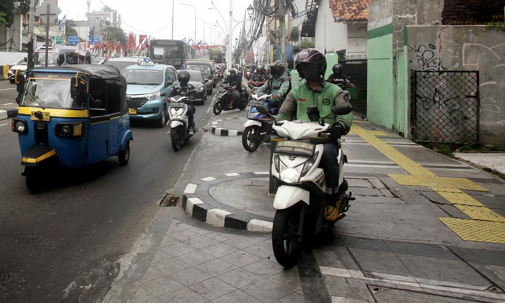 Macet Proyek LRT Pemotor Terobos Trotoar