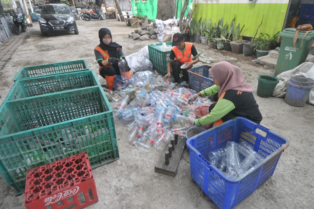 Manfaatkan Sampah Botol Plastik