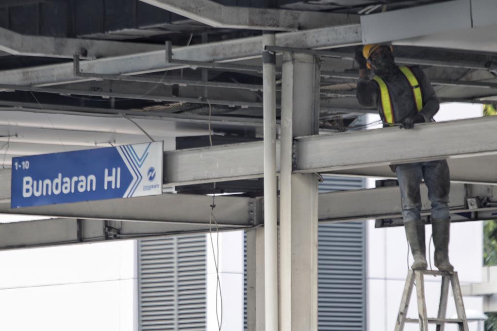 Membongkar Halte TransJakarta