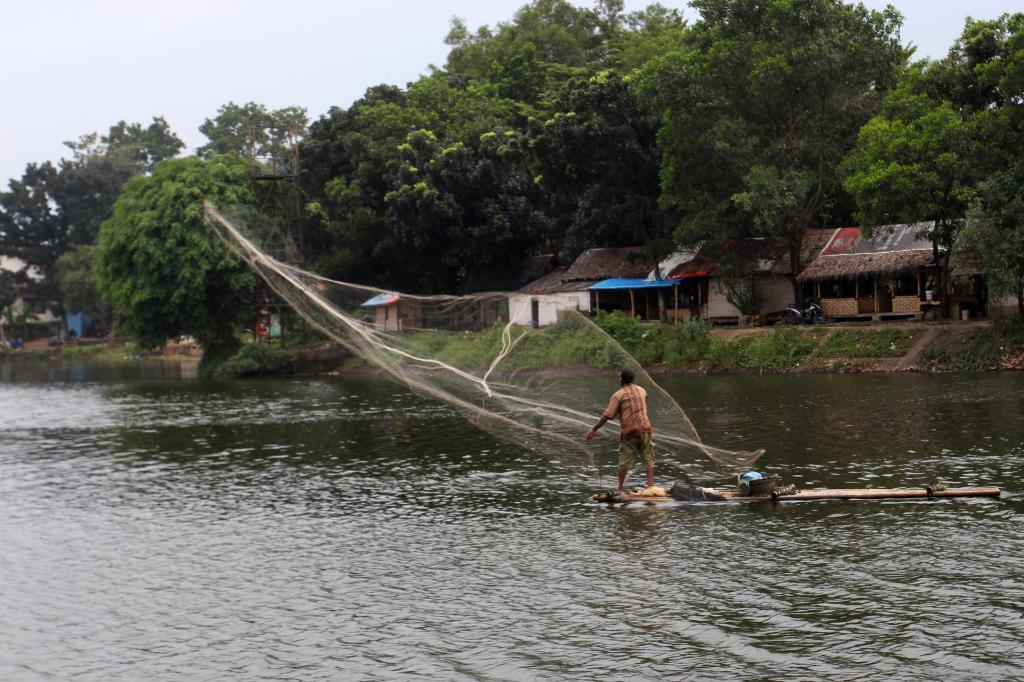 Menjaring Ikan di Situ Sawangan