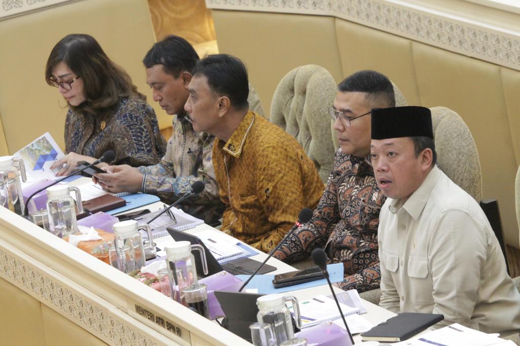 Menteri ATR Raker Dengan DPR Bahas SHGB Dan SHM Laut