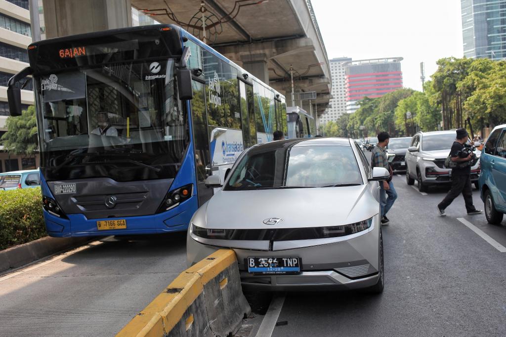 Mobil Listrik Tabrak Sparator Jalur Busway Jakarta