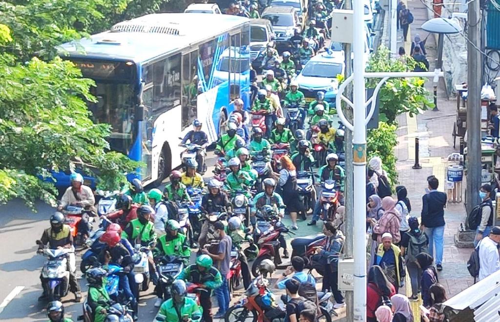 Ojol Dan Opang Bikin Macet Depan Stasiun Palmerah