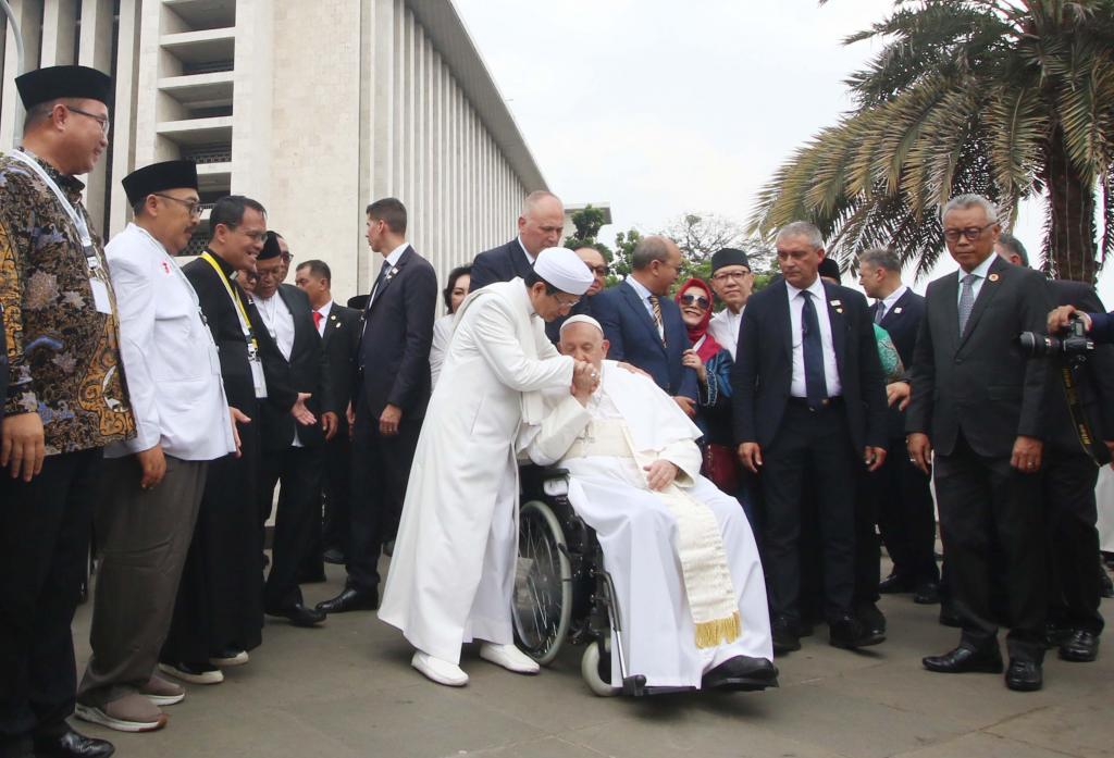 Paus Fransiskus Cium Tangan, Imam Besar Masjid Istiqlal Cium Kening