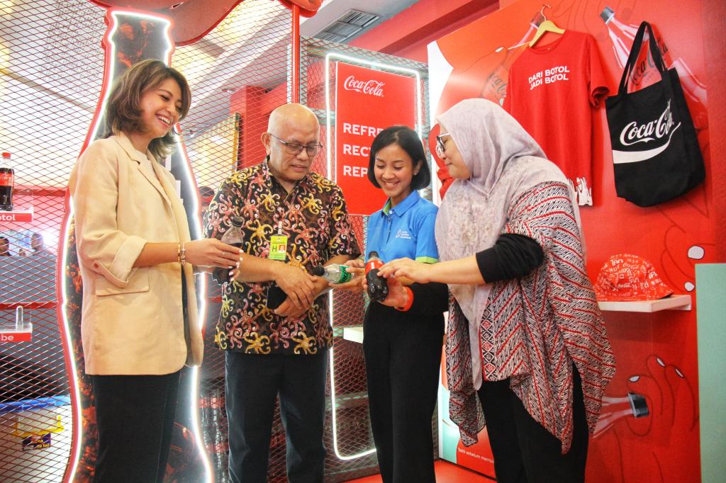 Peduli Lingkungan, Coca-Cola Hadirkan Booth Botol Jadi Botol di Jakarta ...