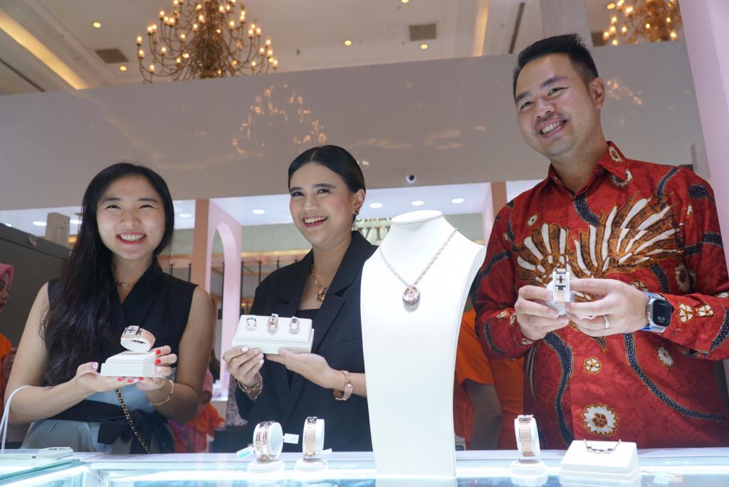 Peluncuran Lotus Gold Black Rose