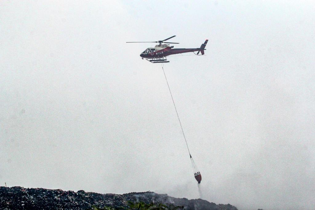 Pemadaman Kebakaran TPA Rawa Kucing Lewat Udara