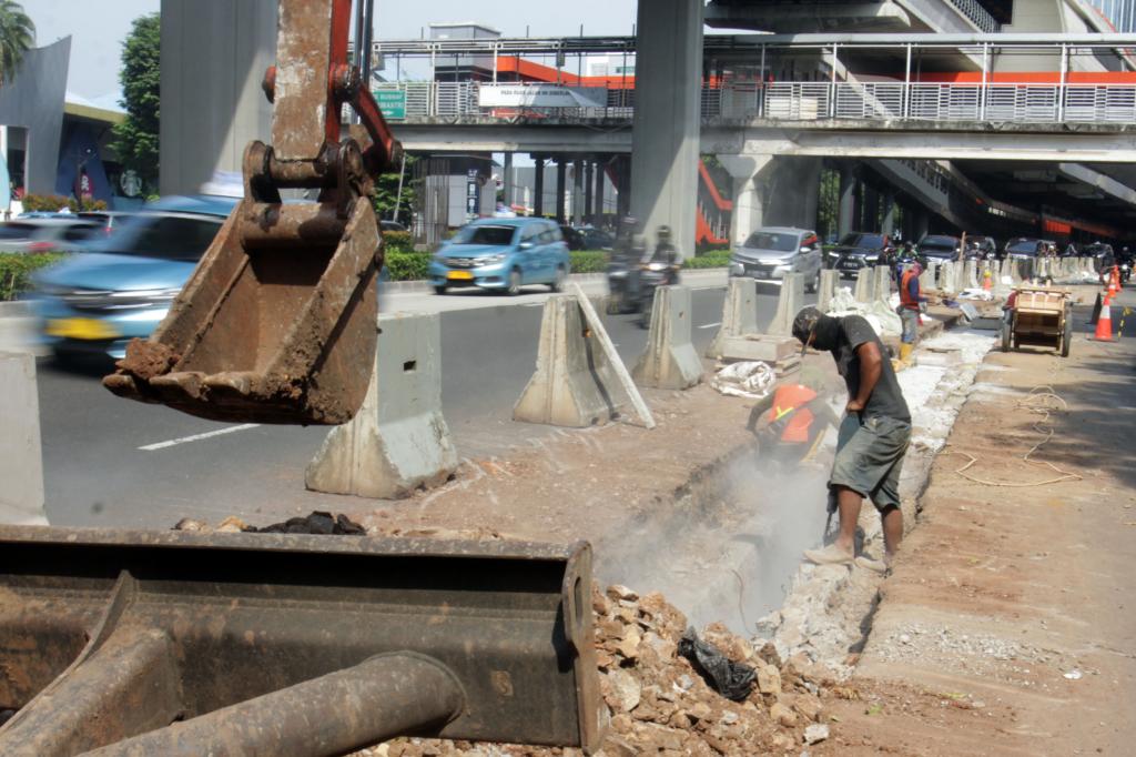 Pembongkaran Pembatas Jalur Di Jalan HR Rasuna Said
