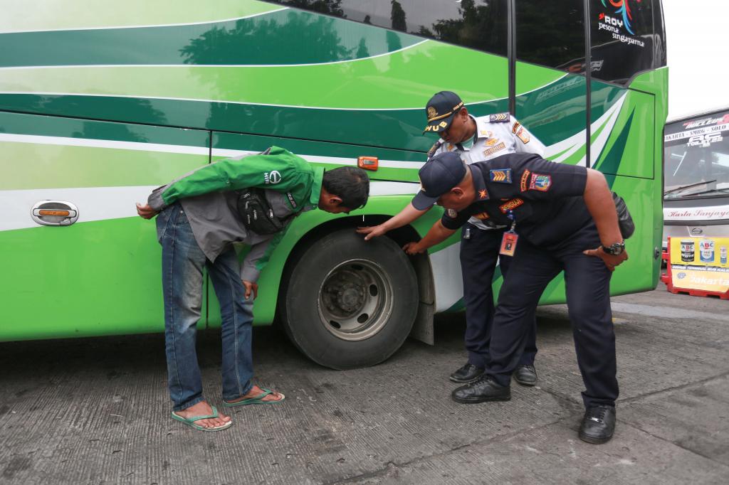 Pemeriksaan Bus AKAP Jelang Libur Nataru 2025 Pemeriksaan Bus AKAP Jelang Libur Nataru 2025