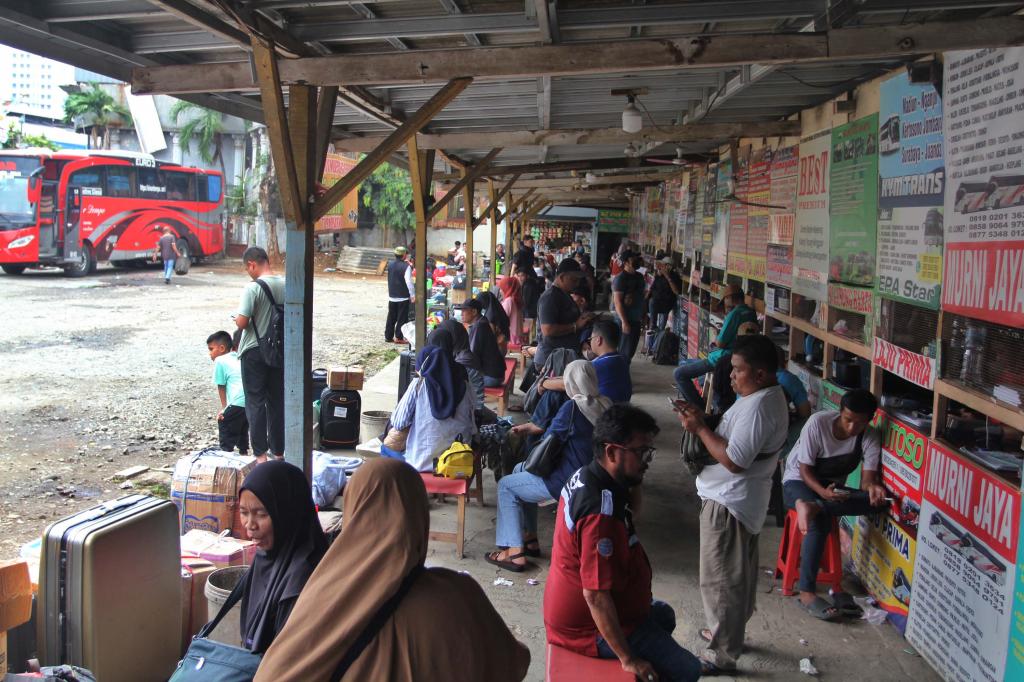 Pemudik Sudah Mulai Ramai Di Terminal Bayangan