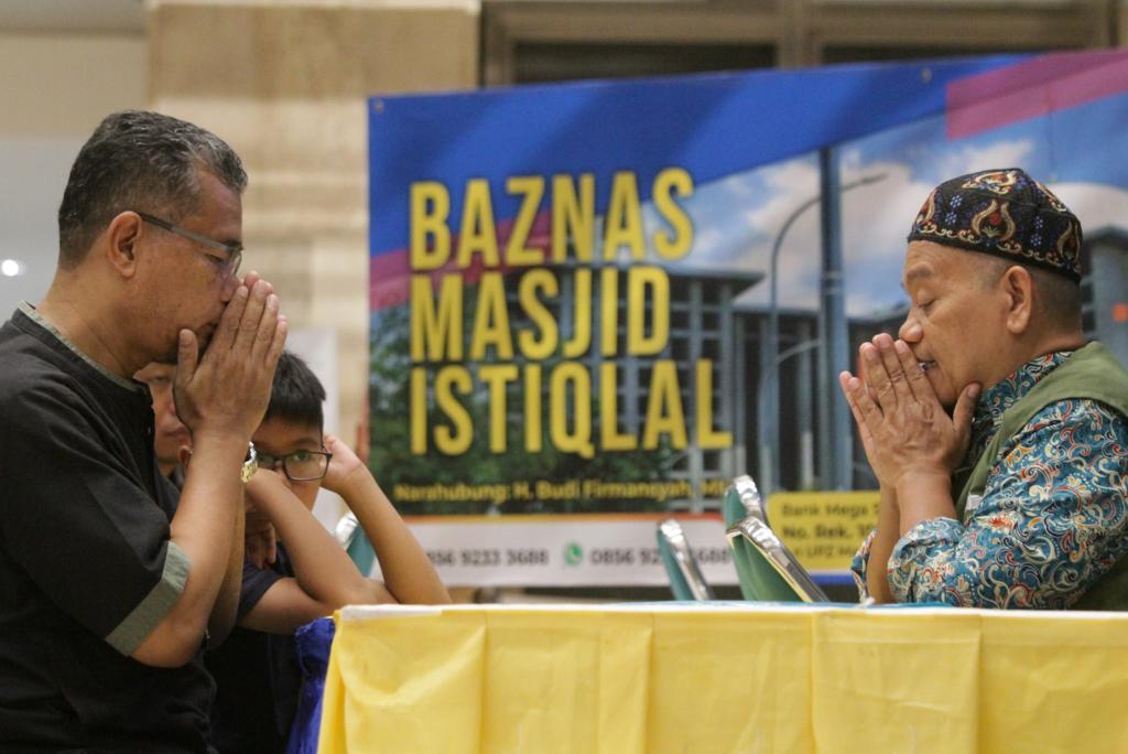 Penerimaan Zakat Fitrah di Masjid Istiqlal