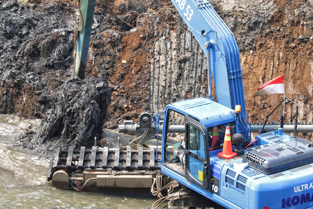 Pengerukan Lumpur Antisipasi Banjir