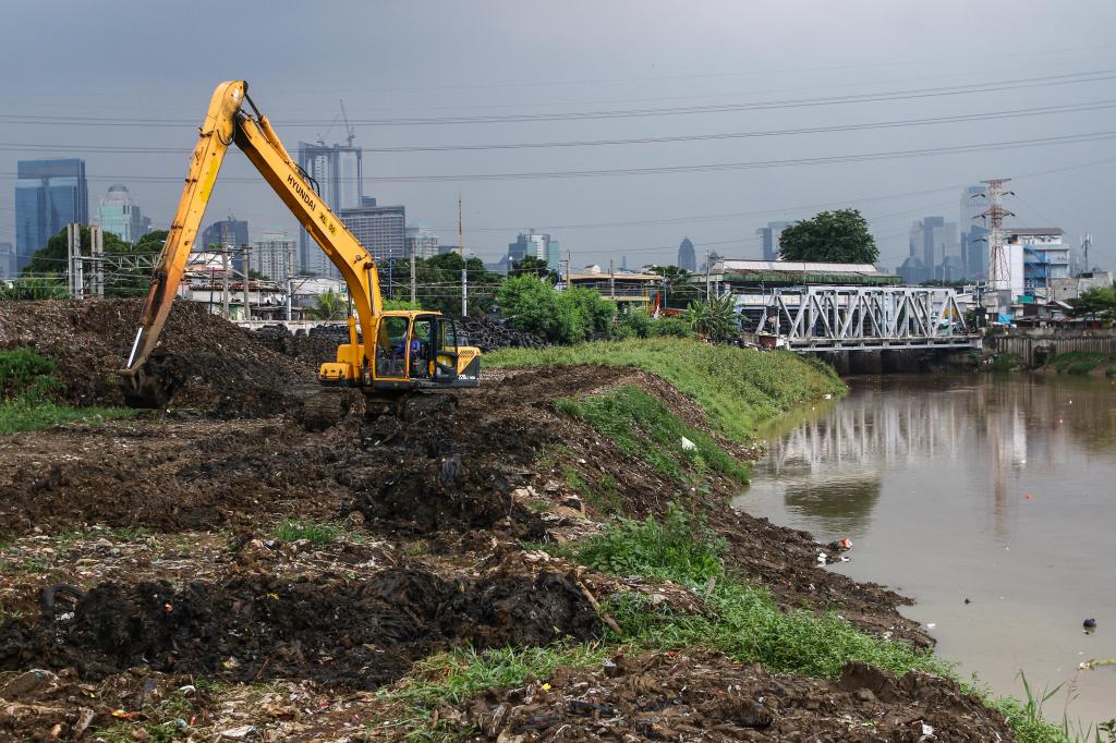 Pengerukan Lumpur Banjir Kanal Barat