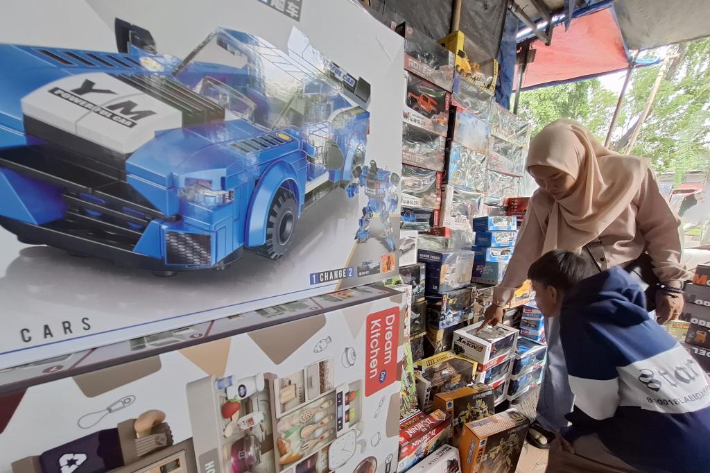 Penjualan Mainan Pasar Gembrong Menurun